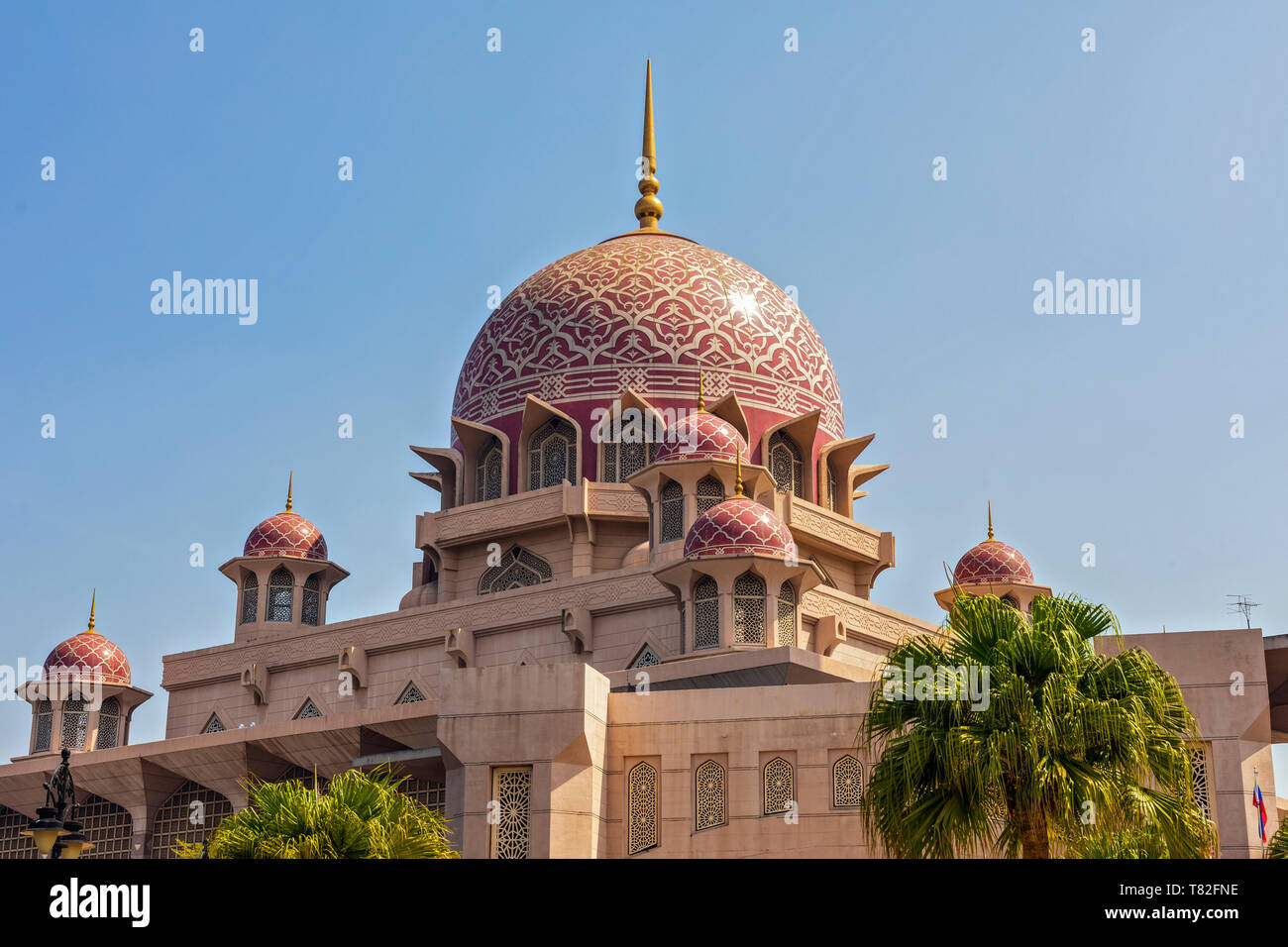 Kuala Lumpur/Malaysia: 22 April 2019: beautiful dome lid pink Masjid ...