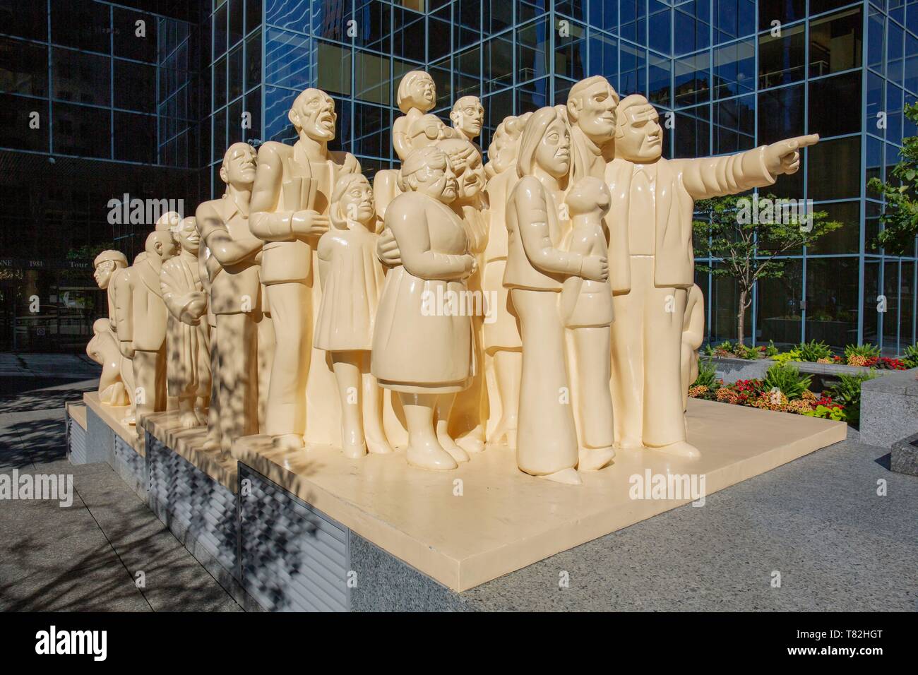 Illuminated crowd statue hi-res stock photography and images - Alamy