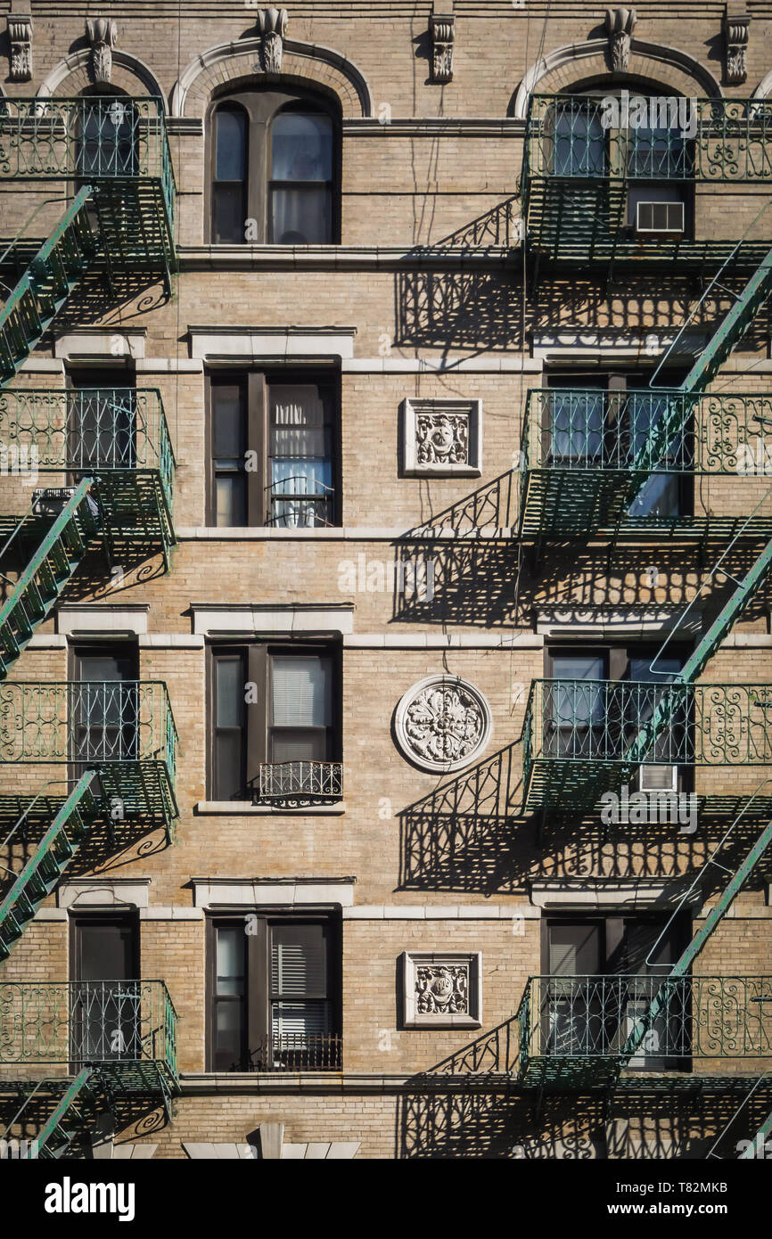 Old tenement building nyc hi-res stock photography and images - Alamy