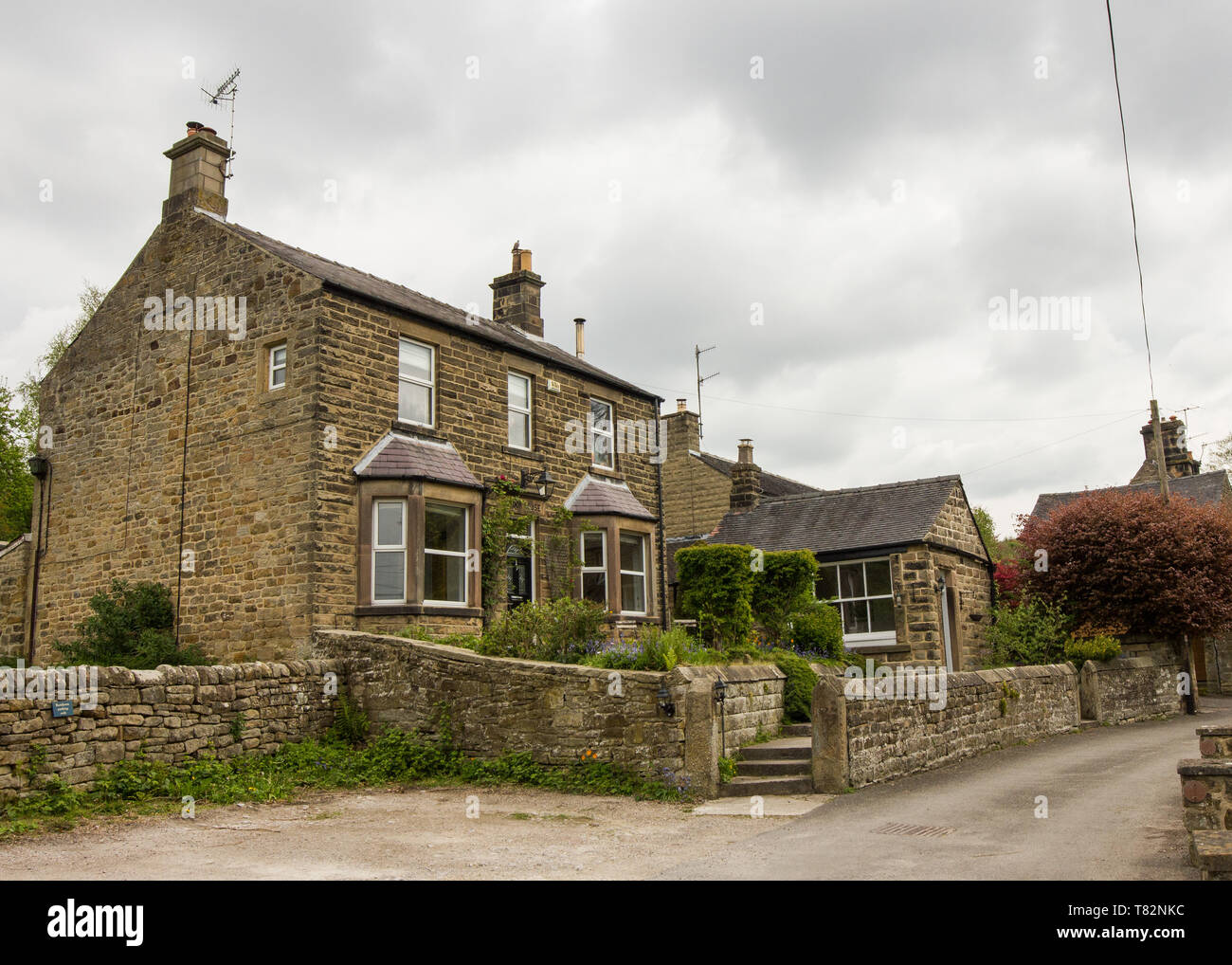 Cottage in Beeley village Derbyshire, Peak District UK Stock Photo - Alamy