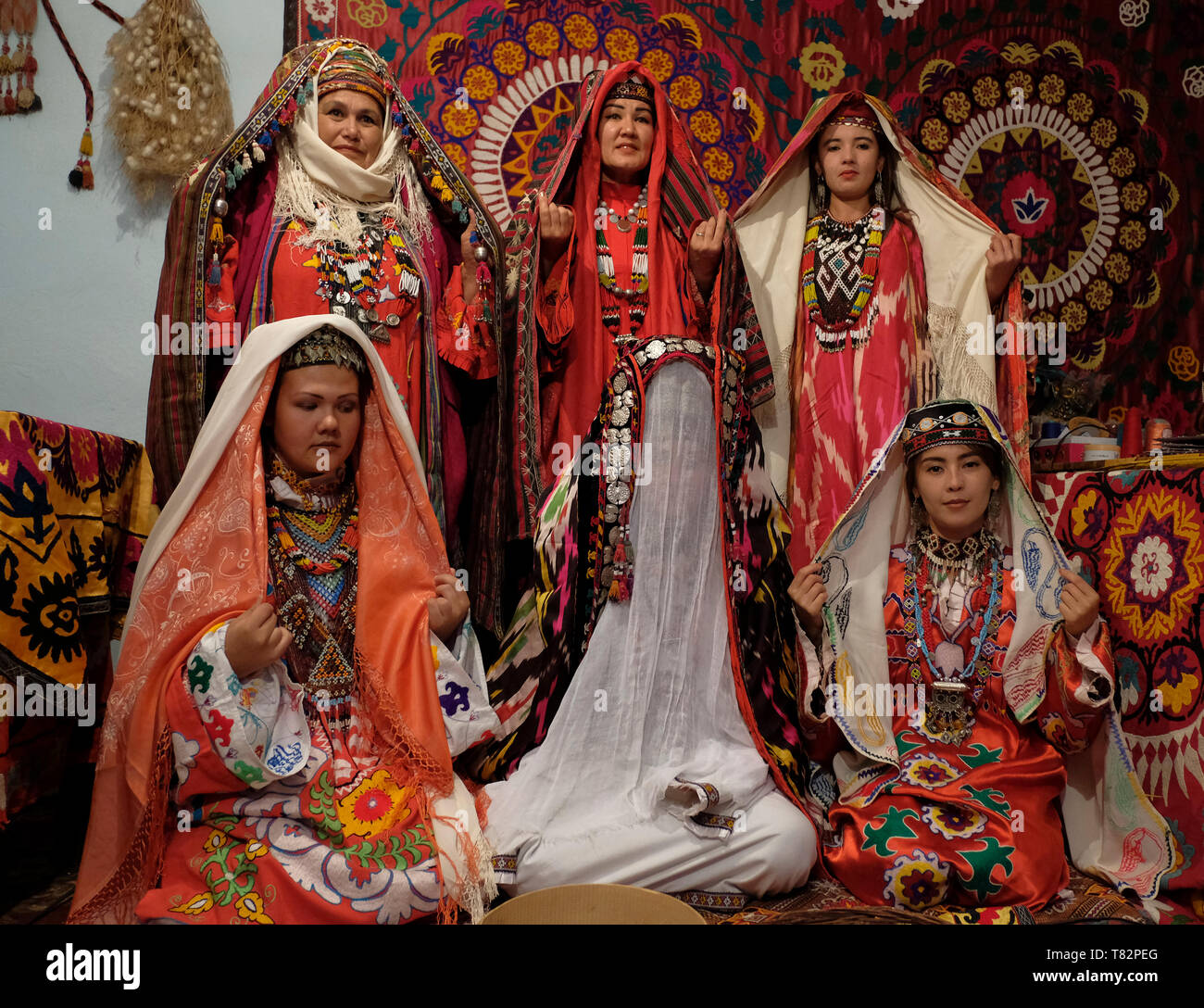 Uzbek bride wearing traditional kokoshnik tillya-kosh or tilla kosh ...