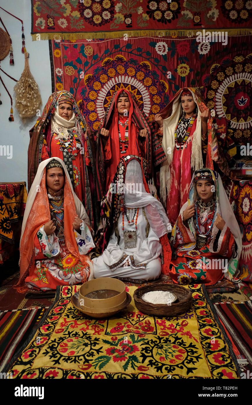 Uzbek bride wearing traditional kokoshnik tillya-kosh or tilla kosh ...
