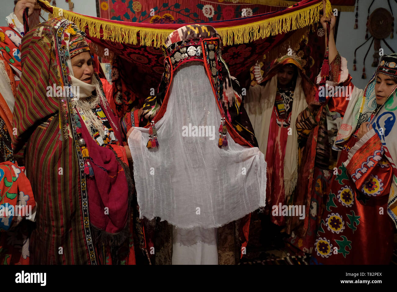 Uzbekistan women in traditional dress hi-res stock photography and ...