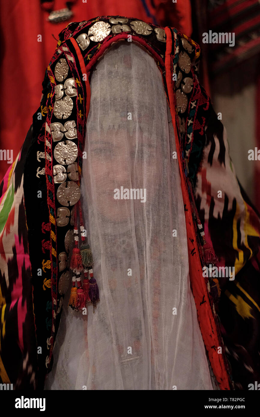 Uzbek bride wearing traditional kokoshnik tillya-kosh or tilla kosh ...