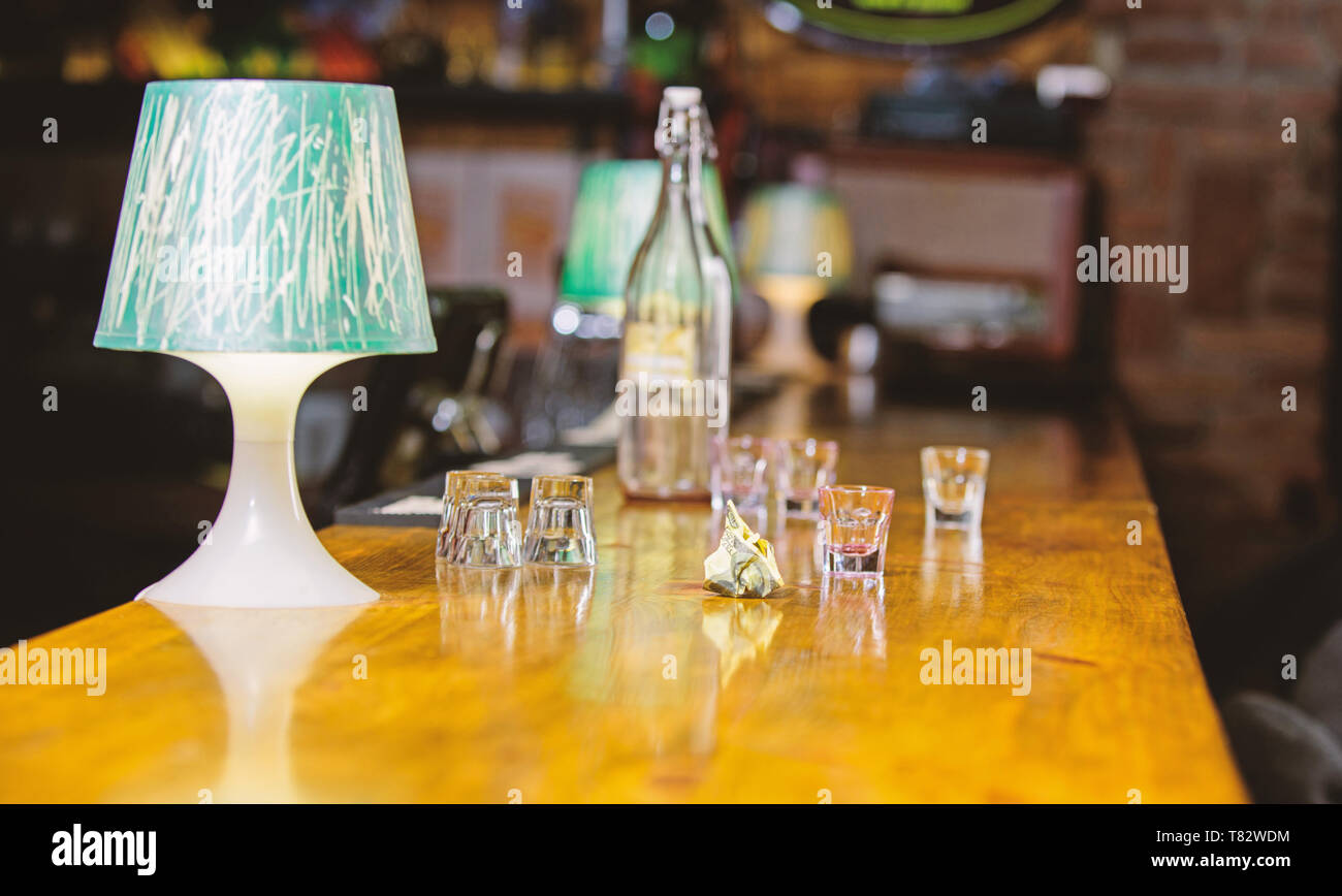 Ordering drinks in bar. Purchase and payment. Cash money concept. Leave ...