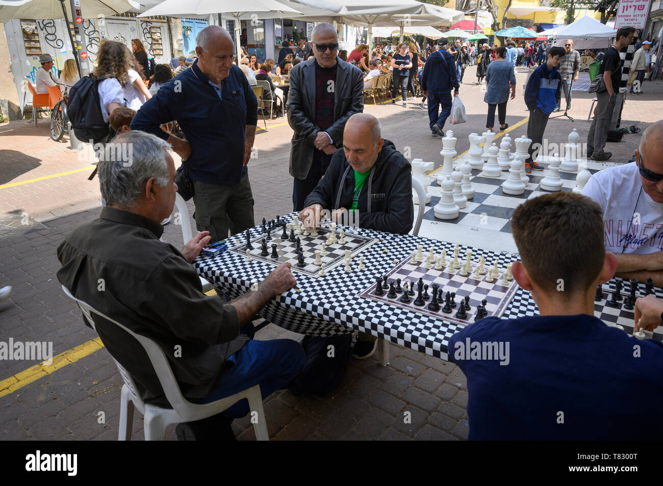 People playing chess, outdoors in Tel Aviv, Israel Stock Photo - Alamy