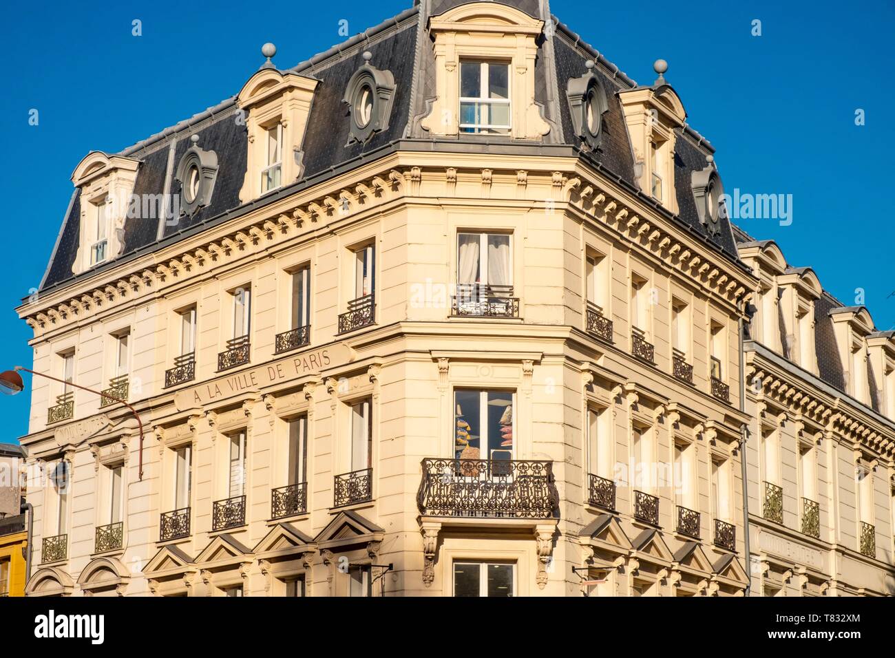 France, Yvelines, Versailles, downtown, Haussmanian building Stock ...