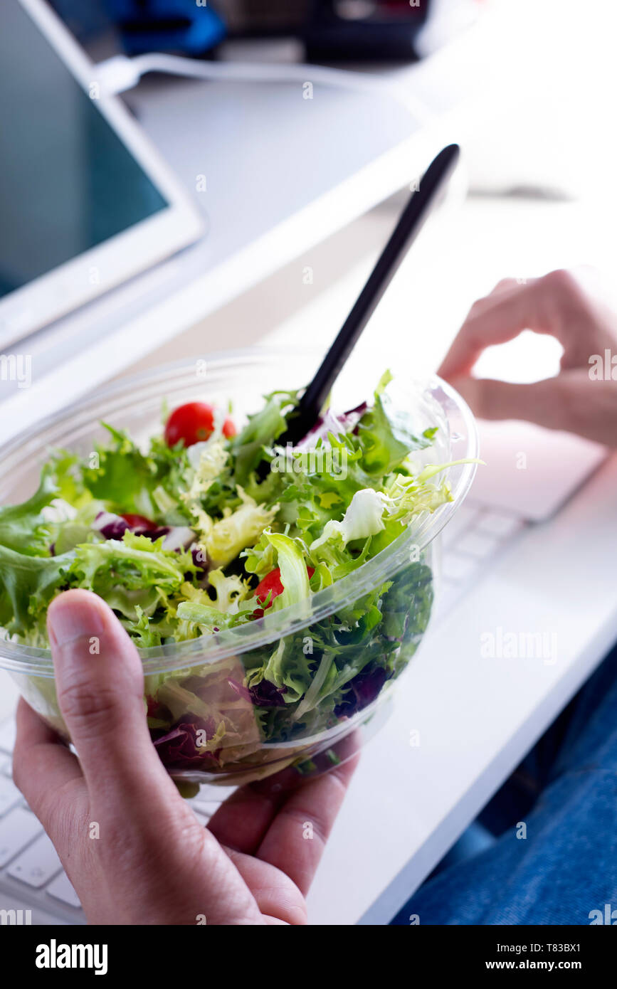 Eating at office desk hi-res stock photography and images - Alamy