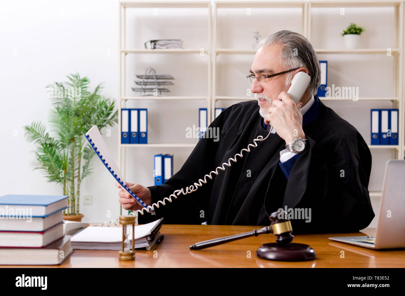 Aged lawyer working in the courthouse Stock Photo - Alamy