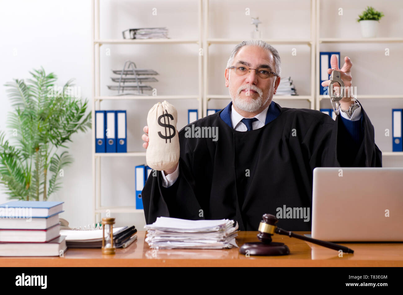 Aged lawyer working in the courthouse Stock Photo - Alamy
