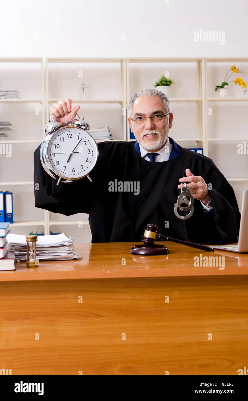 Aged lawyer working in the courthouse Stock Photo - Alamy