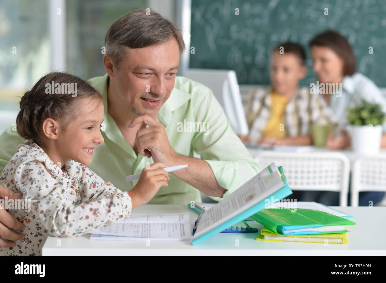 Portrait of father helps his cute little daughter Stock Photo - Alamy