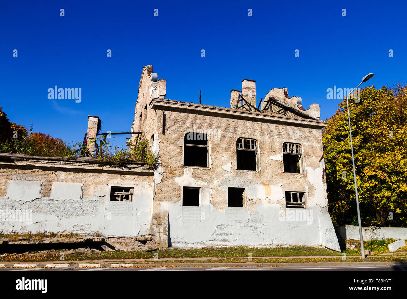 Empty street and building ruins hi-res stock photography and images - Alamy
