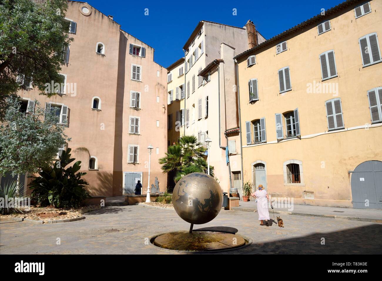 France, Var, Toulon, little Chicago district, place du Globe Stock ...