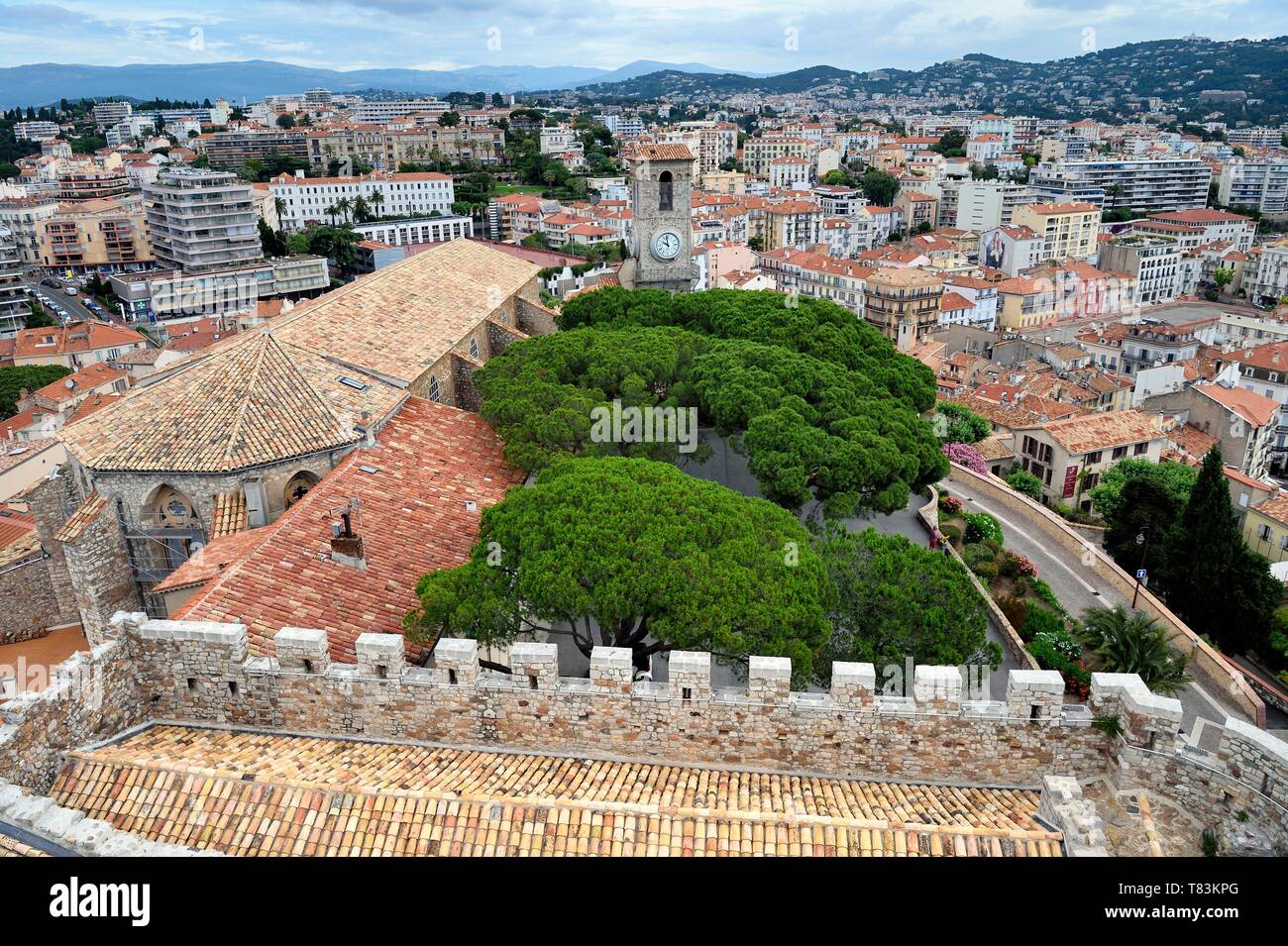 Le suquet church, old town, cannes hi-res stock photography and images ...