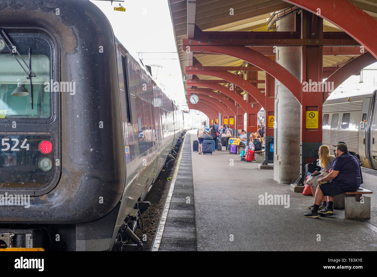 People waiting to get on the train Stock Photo - Alamy