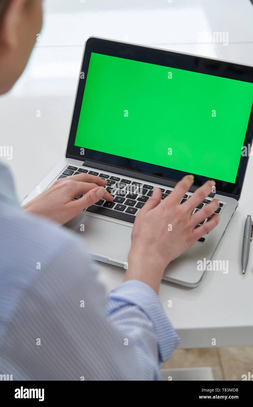 Green screen laptop hi-res stock photography and images - Alamy