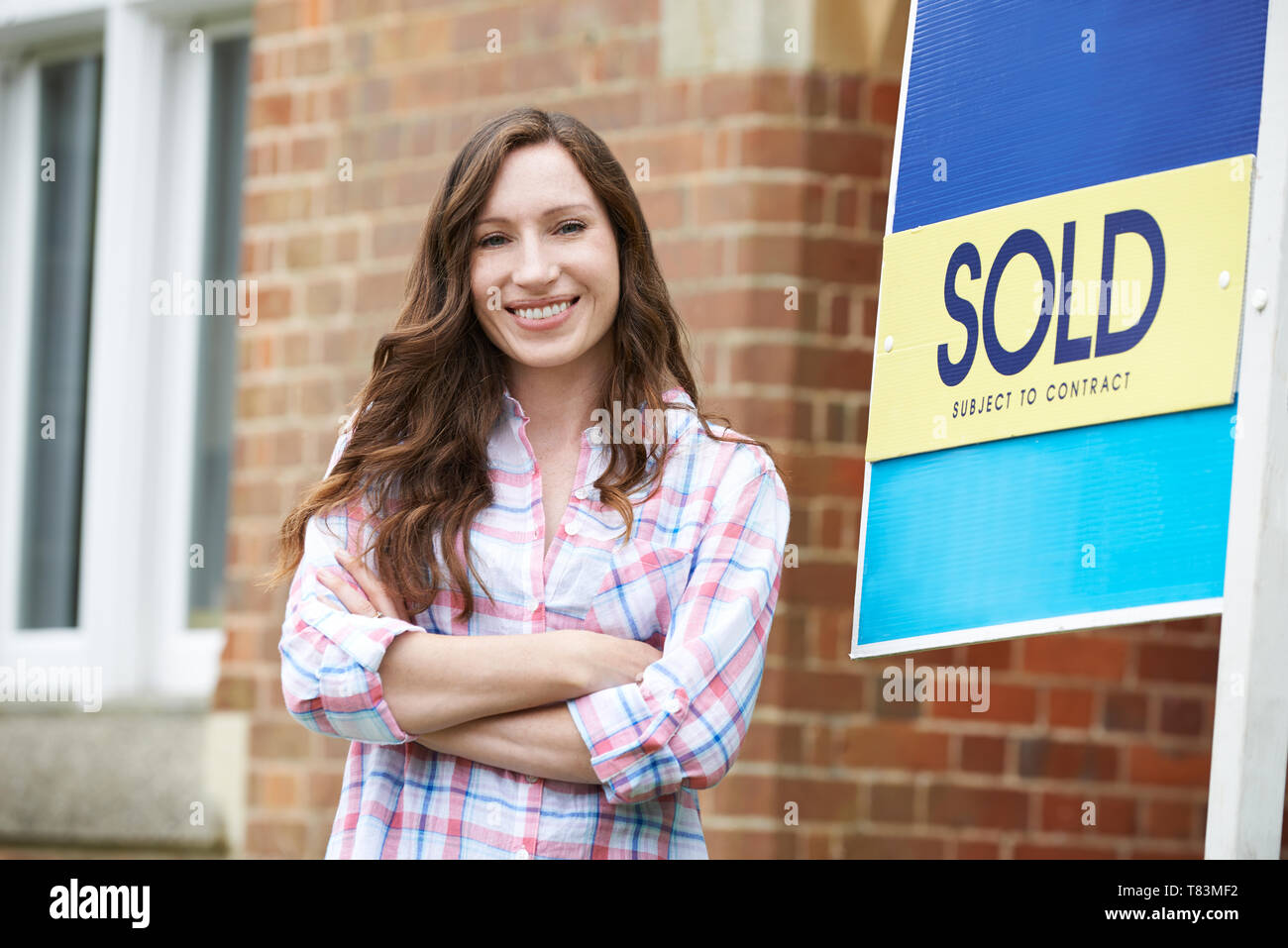 House sold sign woman hi-res stock photography and images - Alamy