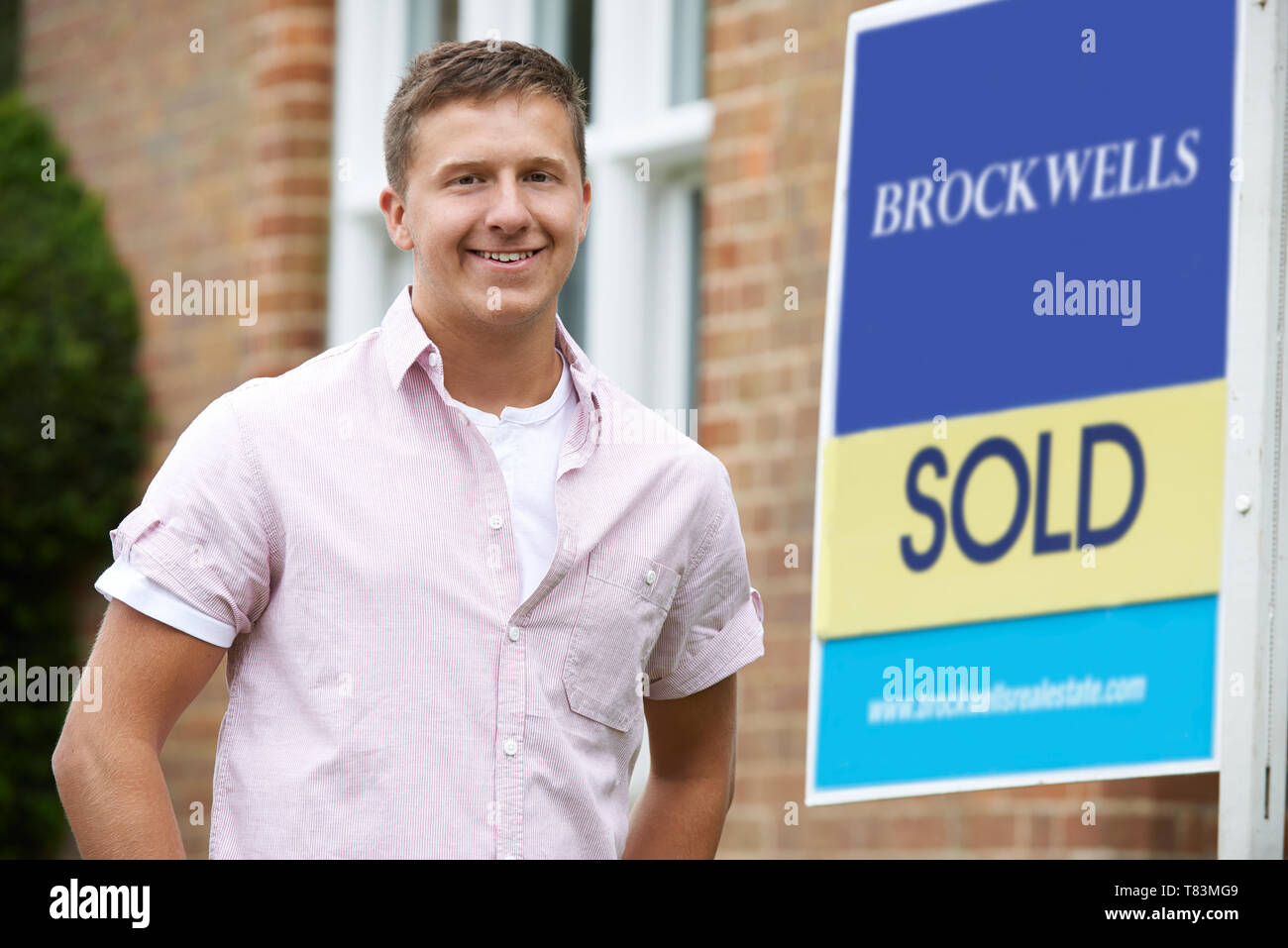 Home for sold sign hi-res stock photography and images - Alamy