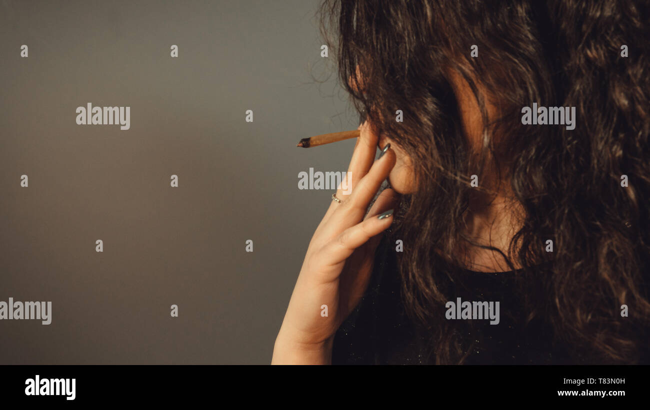 Young people smoking spliff hi-res stock photography and images - Alamy