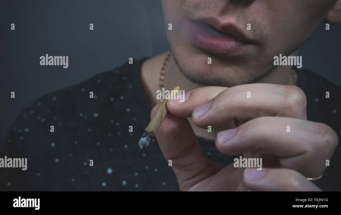 Joint closeup smoking spliff hi-res stock photography and images - Alamy