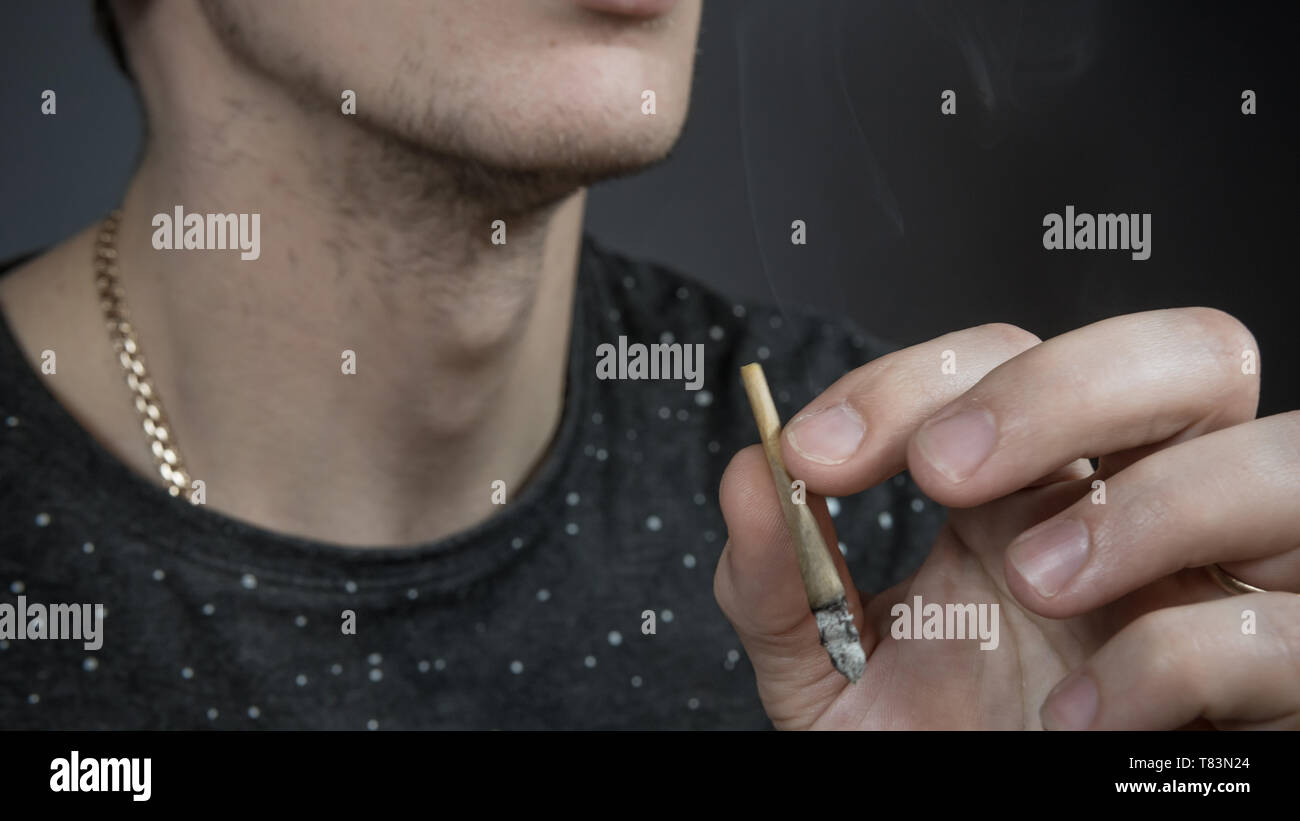 Joint closeup smoking spliff hi-res stock photography and images - Alamy
