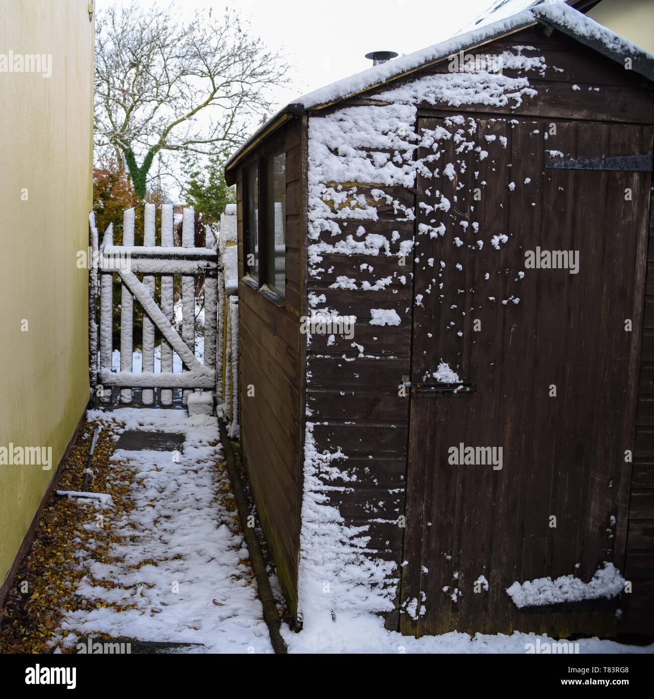 Wooden gate with snow hi-res stock photography and images - Alamy
