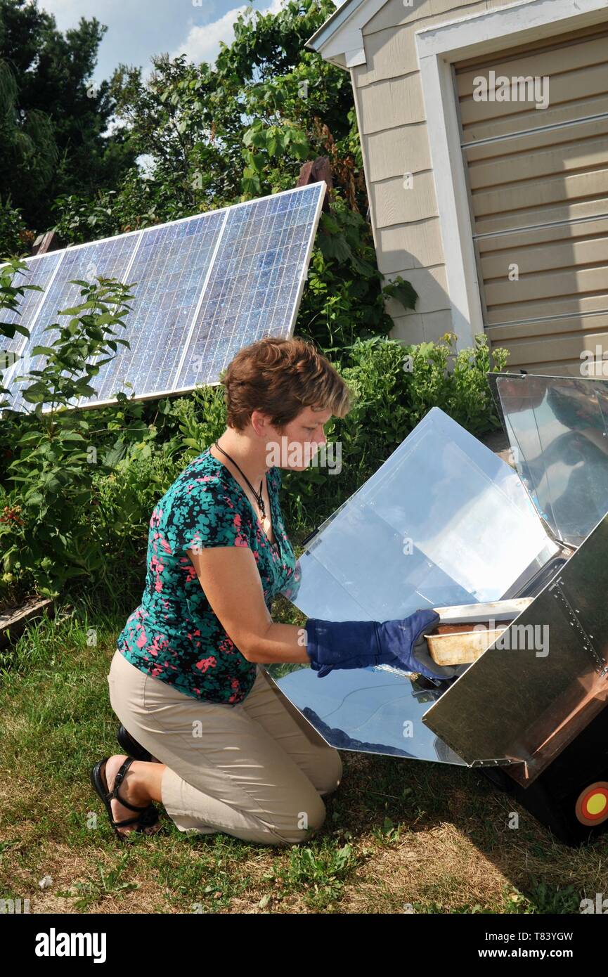 Solar oven hi-res stock photography and images - Alamy