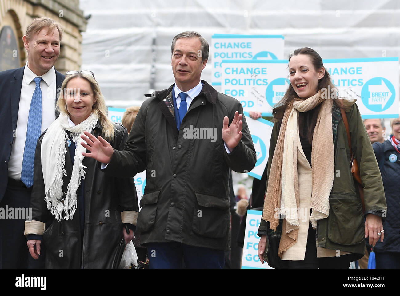 Brexit Party leader Nigel Farage (centre) with Jonathan Bullock (left ...