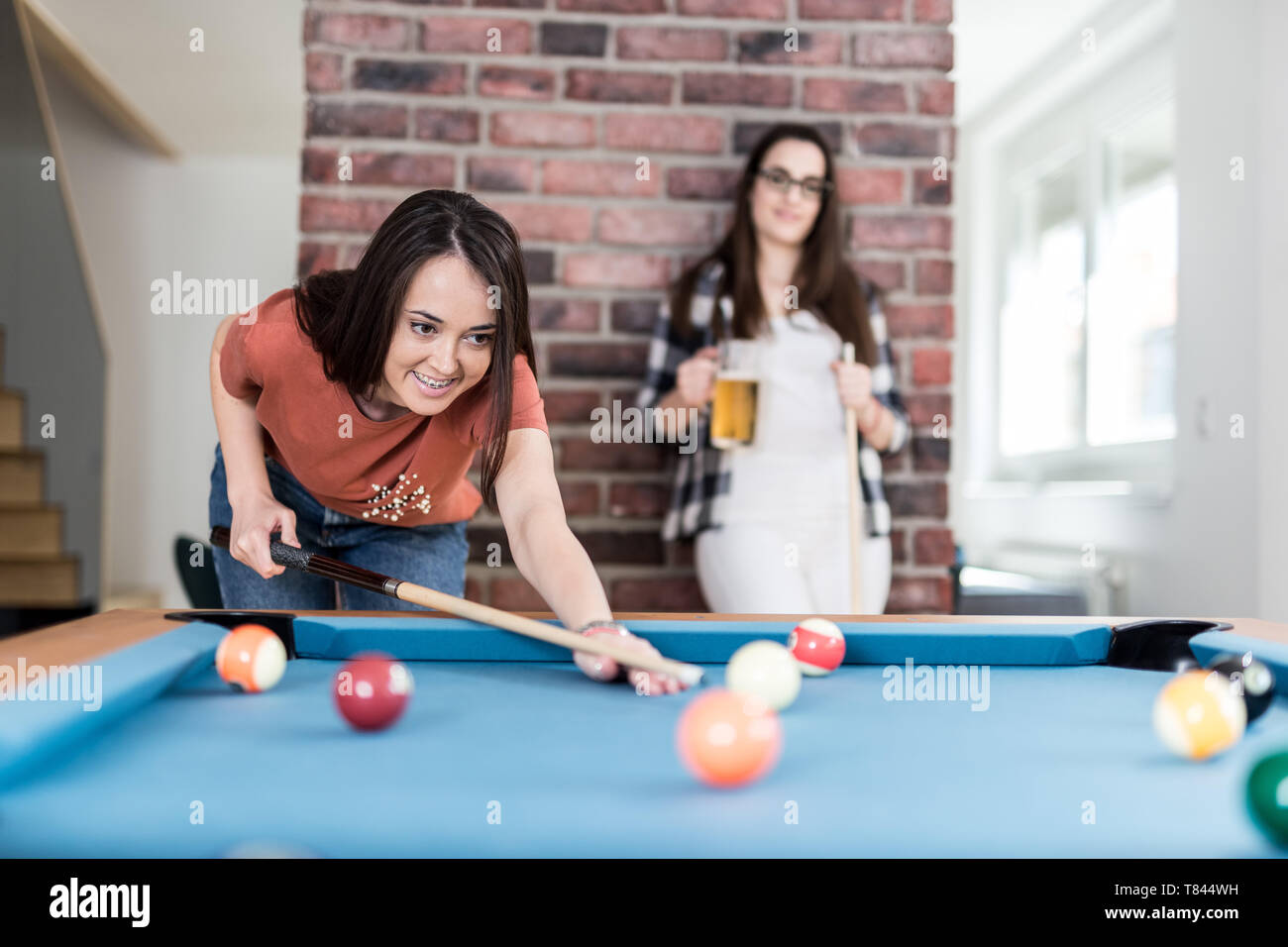 College students drinking pub hi-res stock photography and images - Alamy