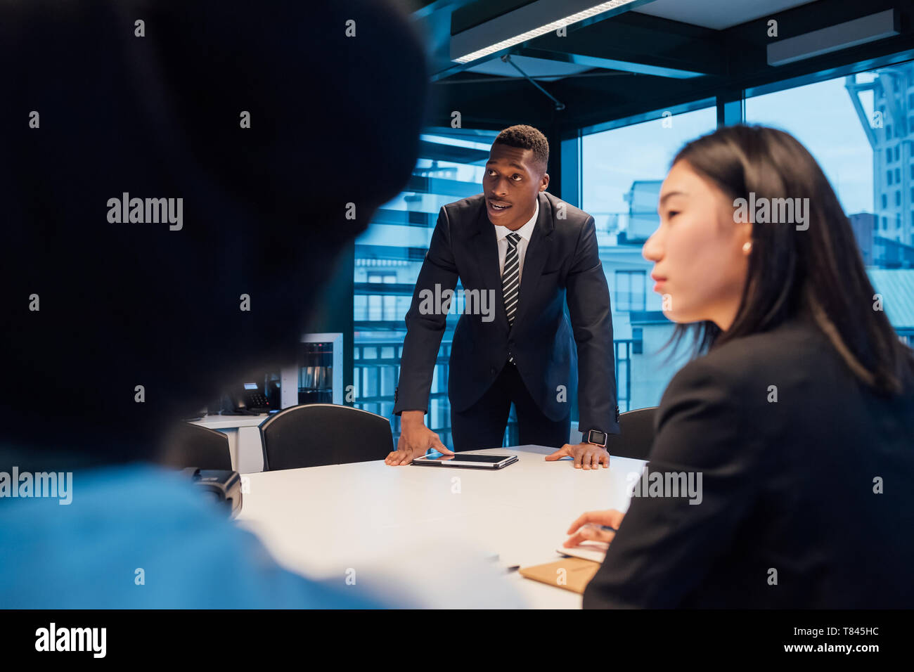 20 25 listening hi-res stock photography and images - Alamy