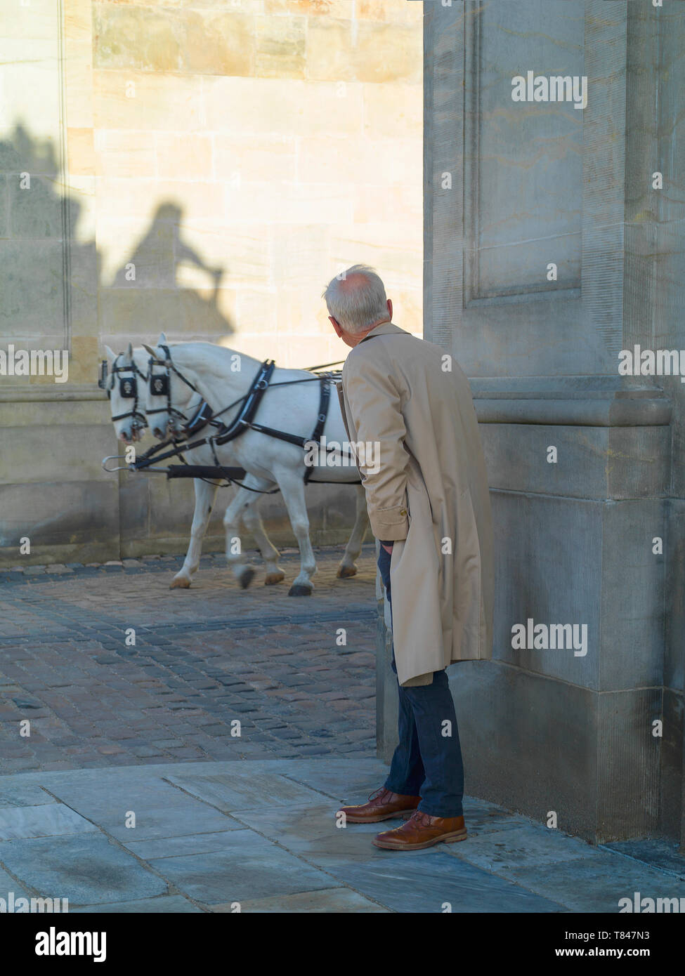 See around corner hi-res stock photography and images - Alamy