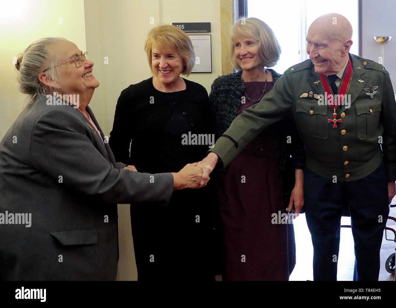 10 May 2019, Berlin: Airlift veteran Gail Halvorsen welcomes his long ...