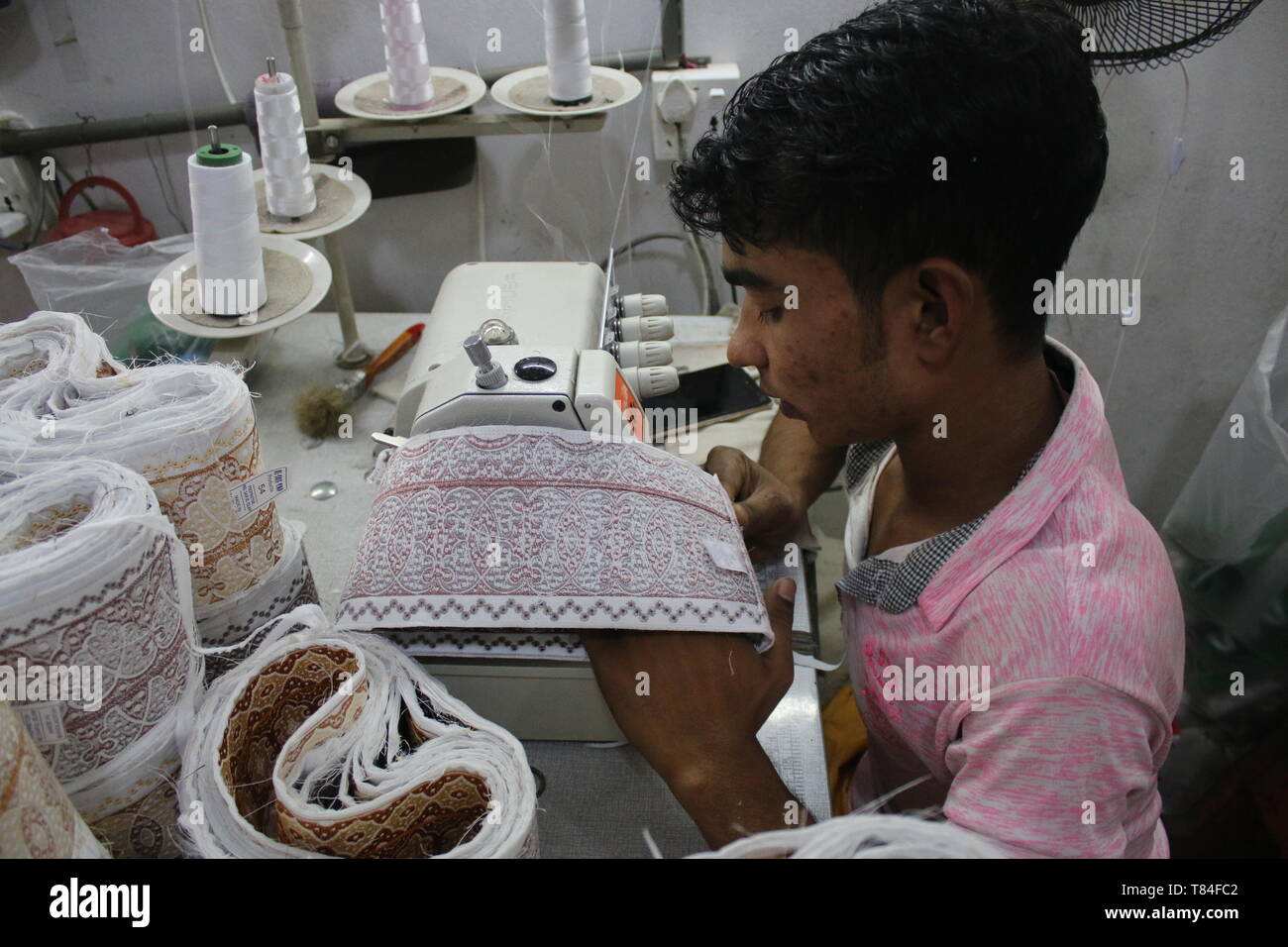 Dhaka, DHAKA, Bangladesh. 8th May, 2019. A worker seen making Islamic ...