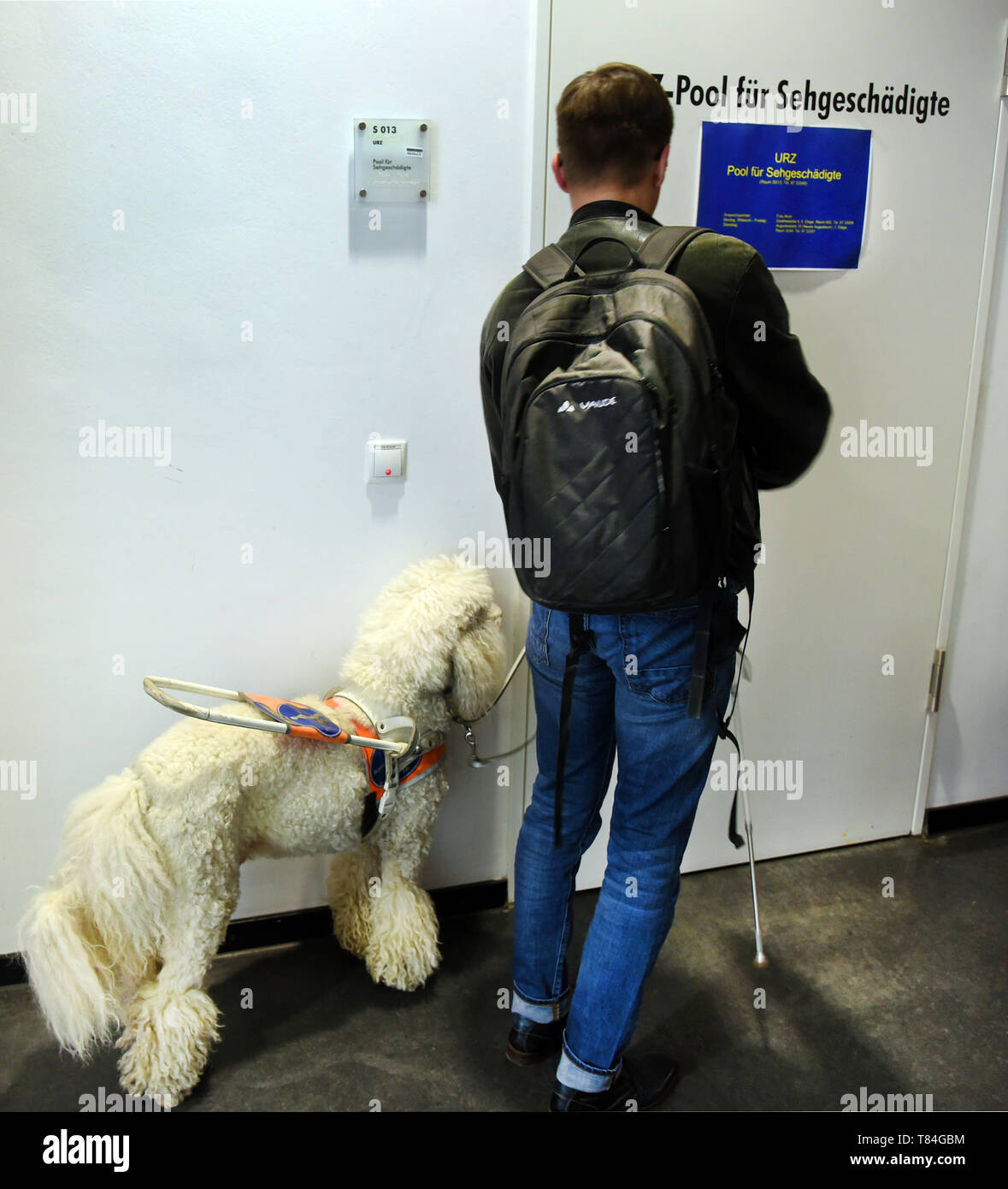 Blind student computer hi-res stock photography and images - Alamy