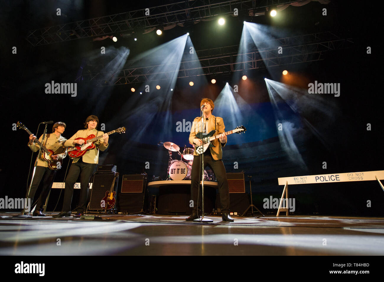 Beatles stage performance hi-res stock photography and images - Alamy