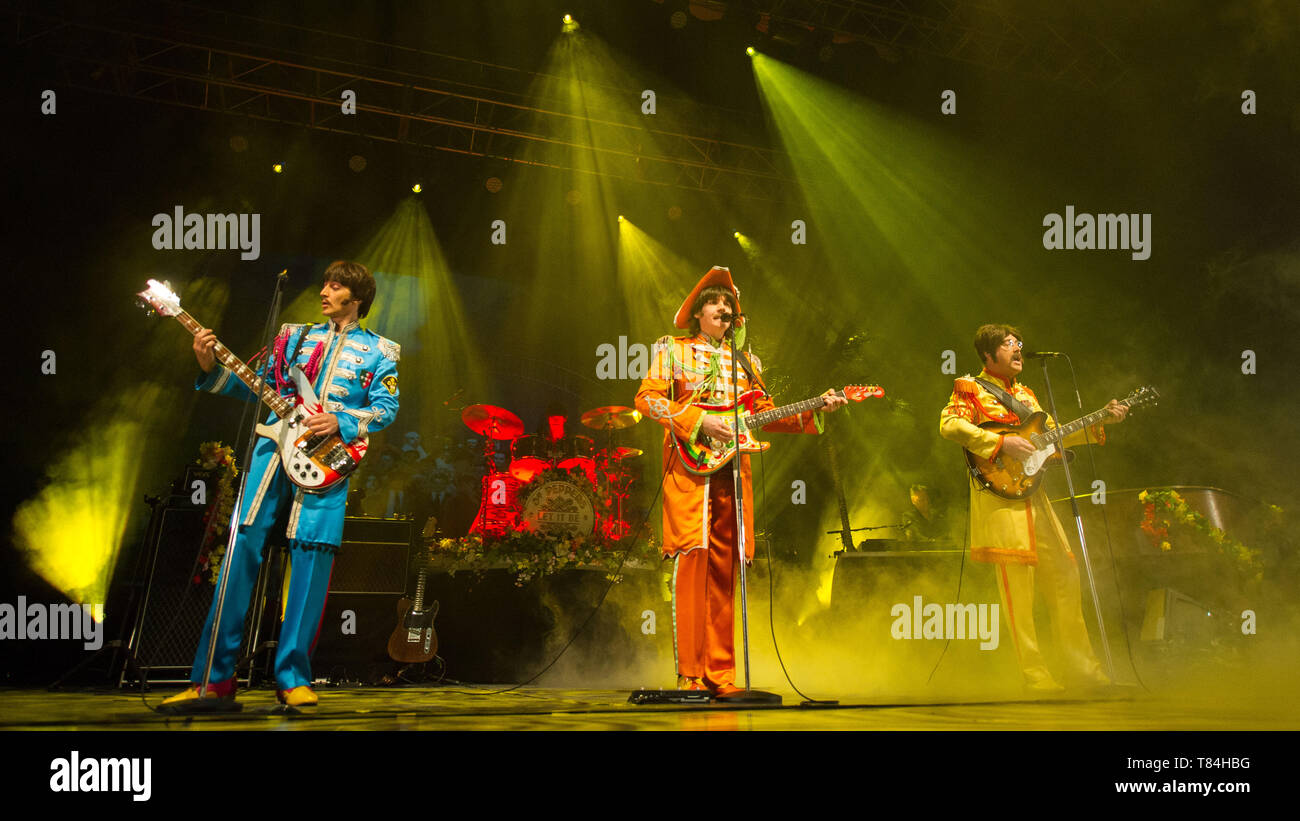 Beatles stage performance hi-res stock photography and images - Alamy