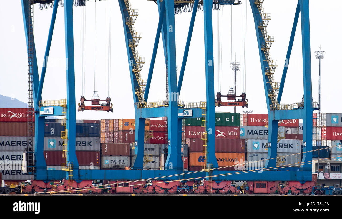 Santos, Brazil. 10th May, 2019. Handling at the Port of Santos terminal ...