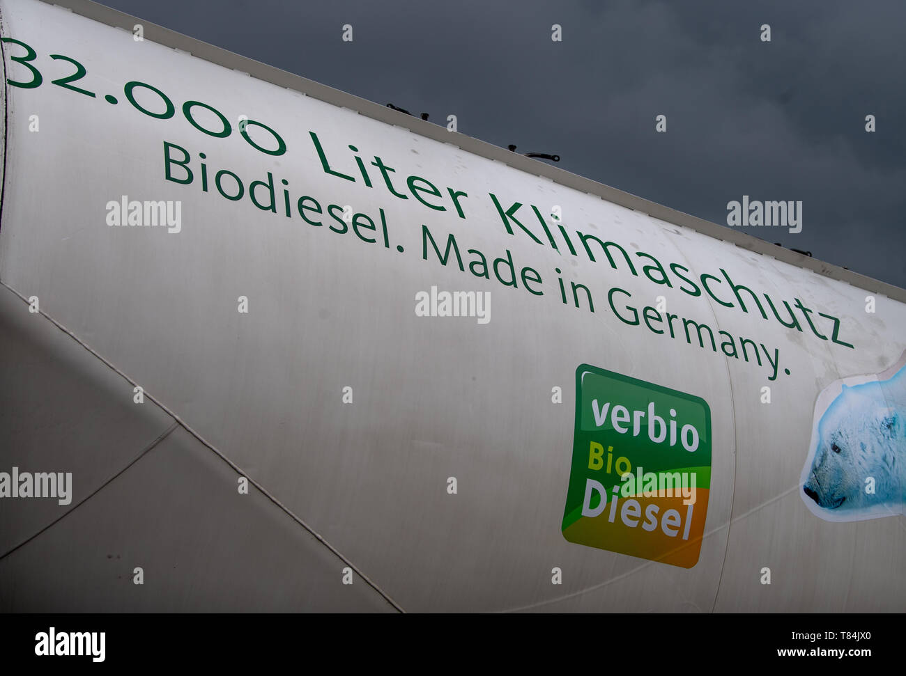 09 May 2019, Brandenburg, Schwedt/Oder: On a tank truck in front of the ...