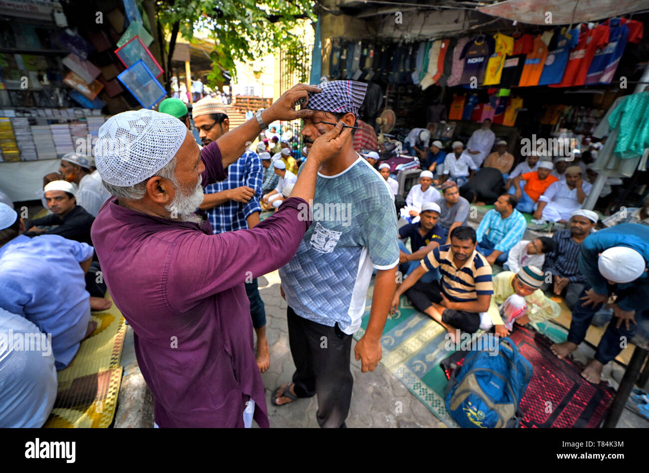 A Muslim devotee seen using 'Surma' (eye cosmetics) before performing ...