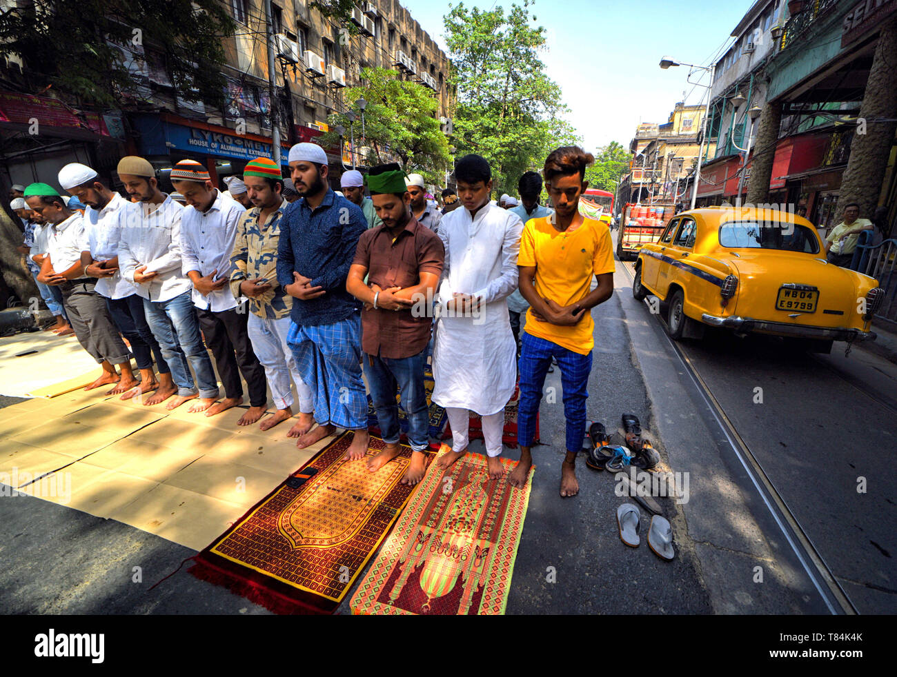 Kolkata, West Bengal, India. 10th May, 2019. Muslim devotees seen ...
