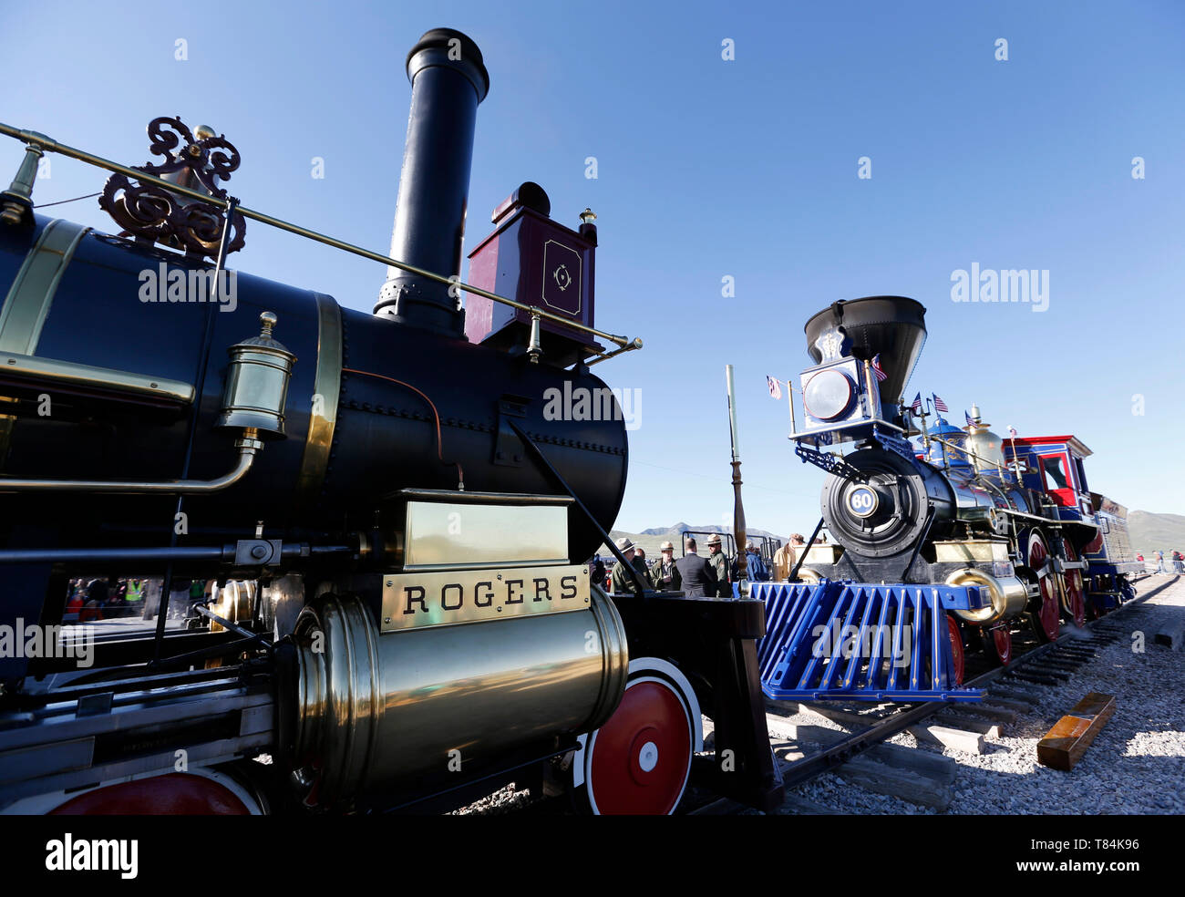 (190511) -- SALT LAKE CITY, May 11, 2019 (Xinhua) -- Two locomotives ...