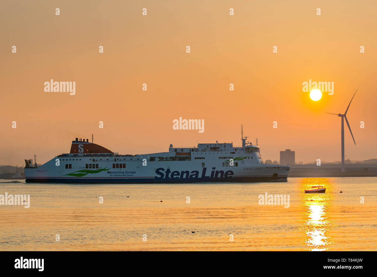 Liverpool, Merseyside. 11th May, 2019. UK Weather: Bright, Hazy start ...