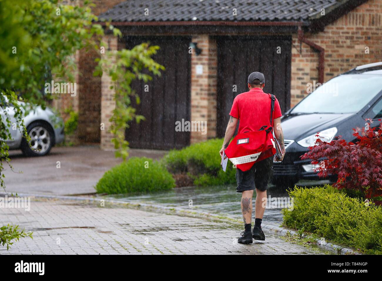 A man caught in the rain hi-res stock photography and images - Alamy