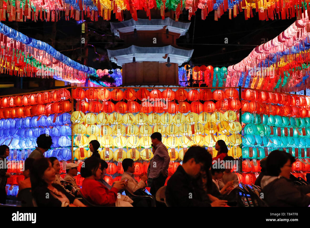 Seoul, South Korea. 11th May, 2019. People visit the colorful lantern ...
