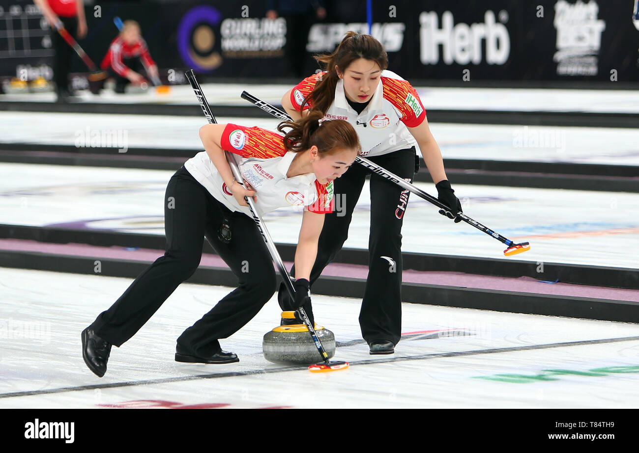 Beijing, China. 11th May, 2019. Zhang Lijun(R) and Jiang Xindi of China ...