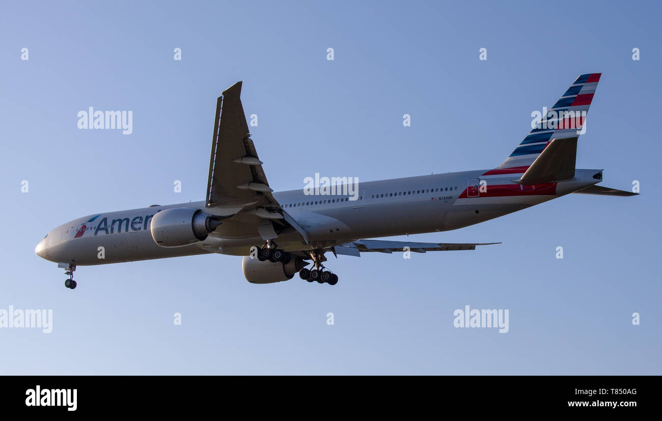 American Airlines Boeing 777 N734AR on final approach to London ...