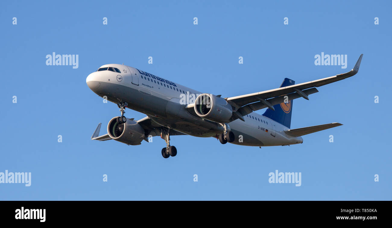 Lufthansa airbus a320 landing london heathrow airport hi-res stock ...