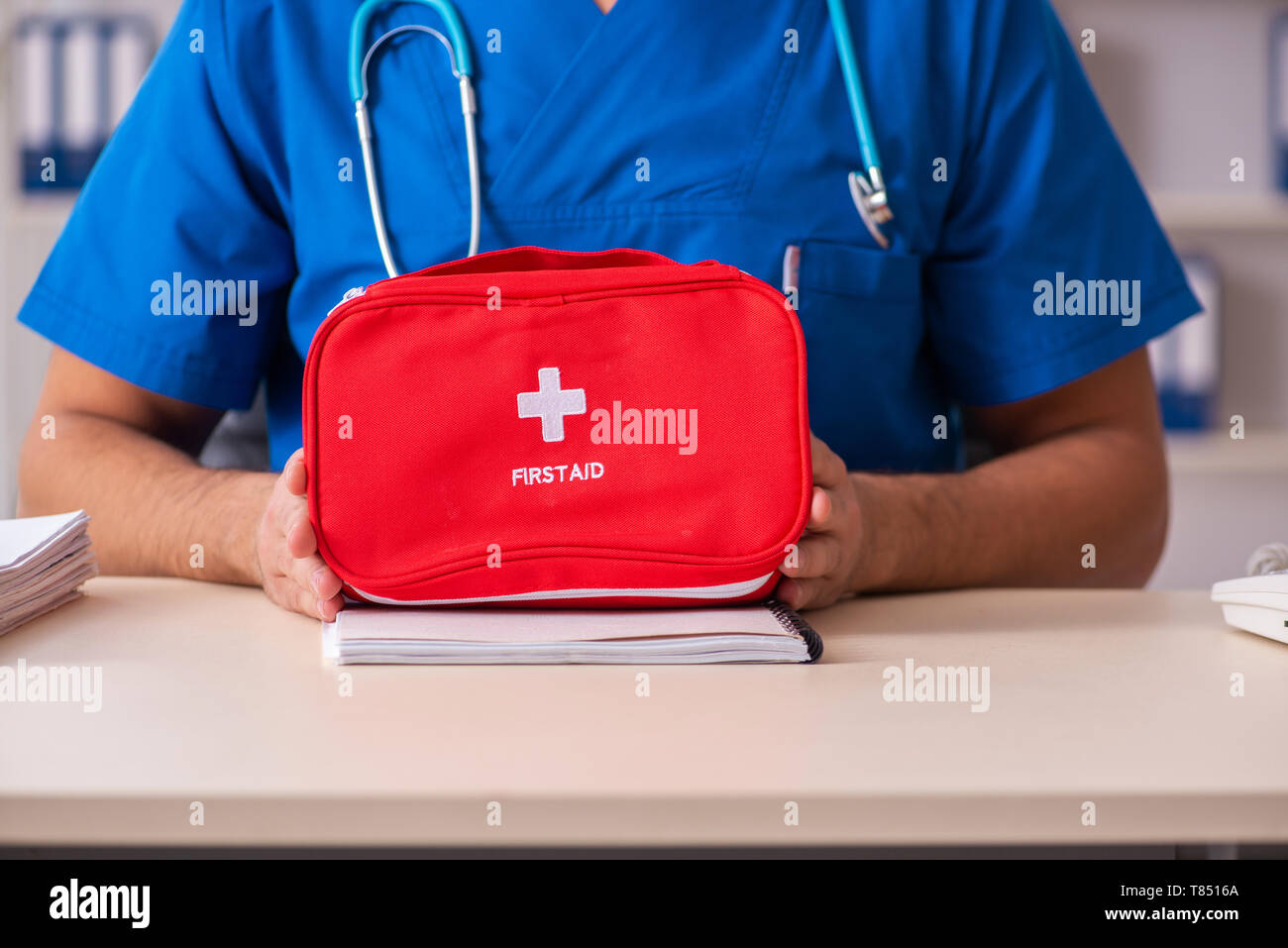 Male doctor with first aid bag Stock Photo - Alamy