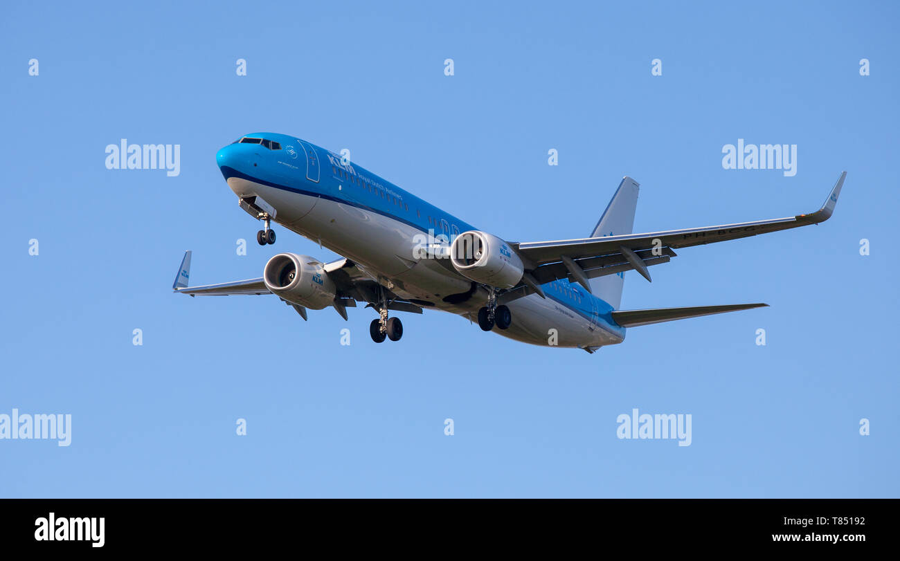 KLM Royal Dutch Airlines Boeing 737 PH-BCG on final approach to London ...